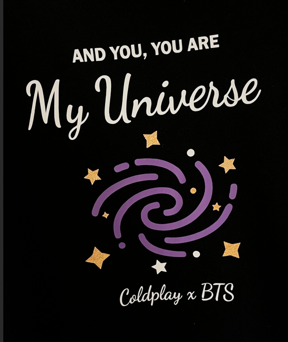 ≫ Polerón negro con estampado de My Universe - ColdPlay x BTS
